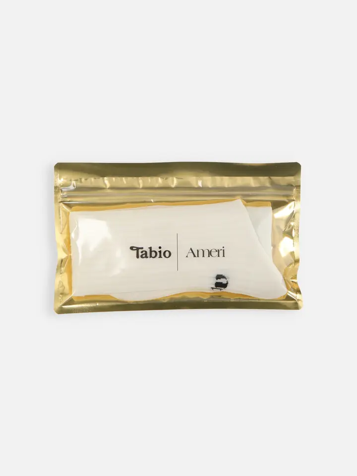 【Ameri×Tabio】HEEL LOGO LONG SOCKS ( 021170196 ) | 靴下屋公式通販 Tabio オンラインストア